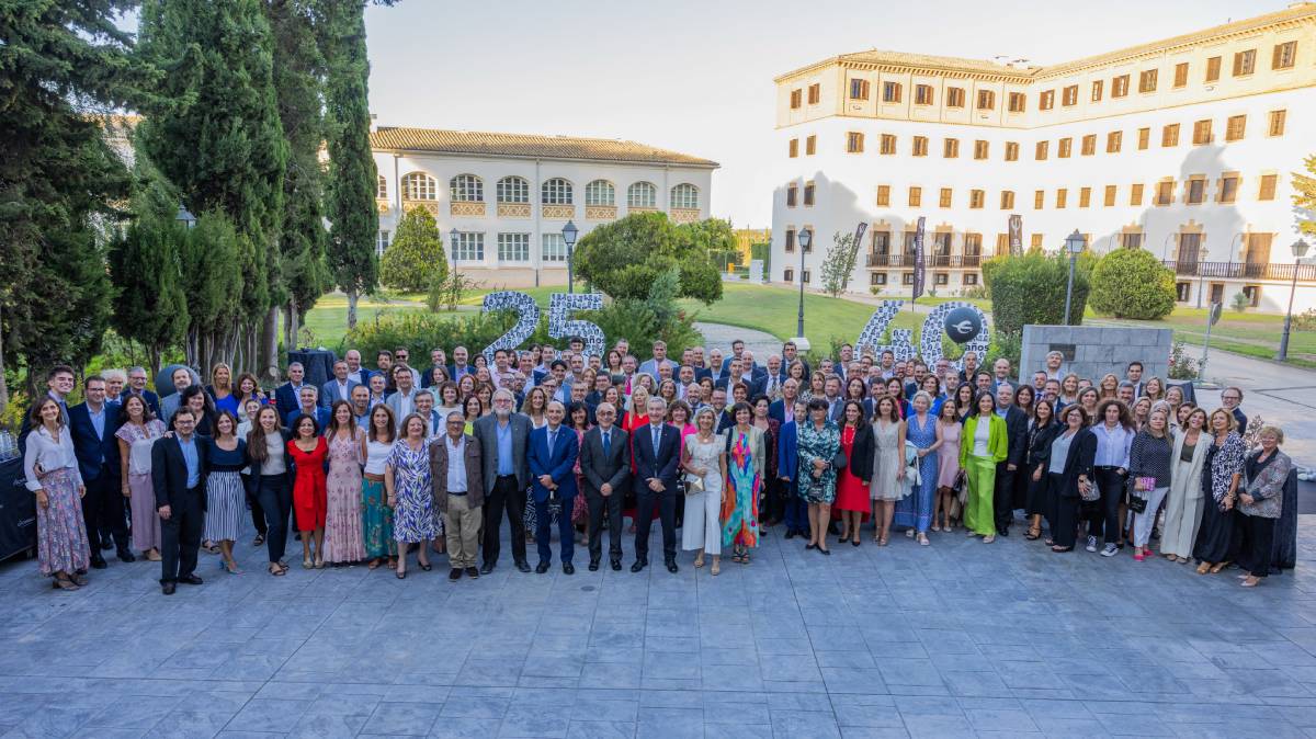 Ibercaja reconoce el compromiso de 176 empleados que han cumplido 25 y 40 años en la entidad ...